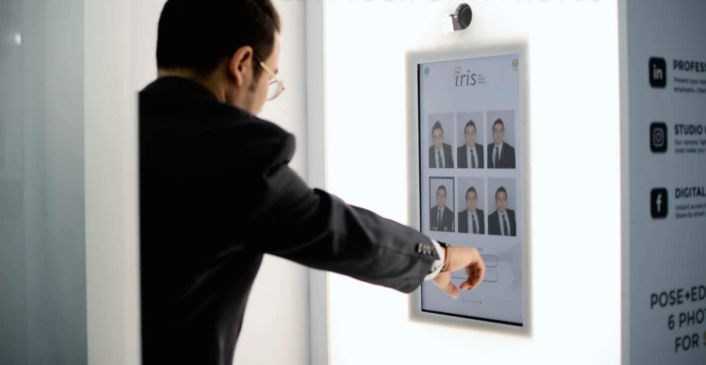 Cabina de fotomatón para fotografías de empresa. | Mi Fotomaton
